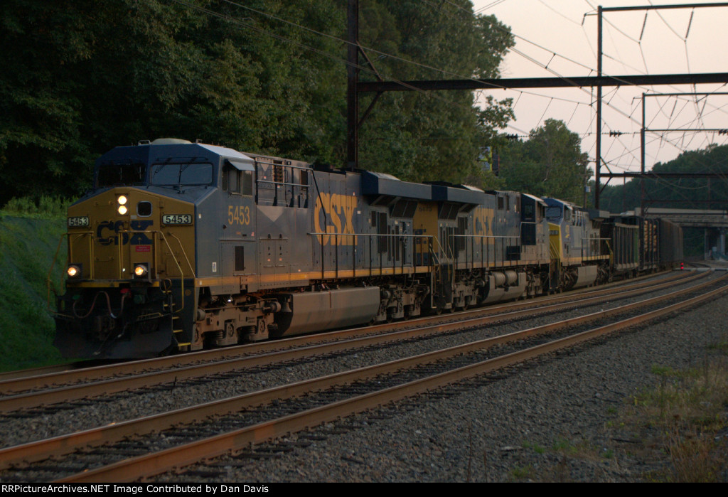 CSX ES40DC 5453 leads Q410-18